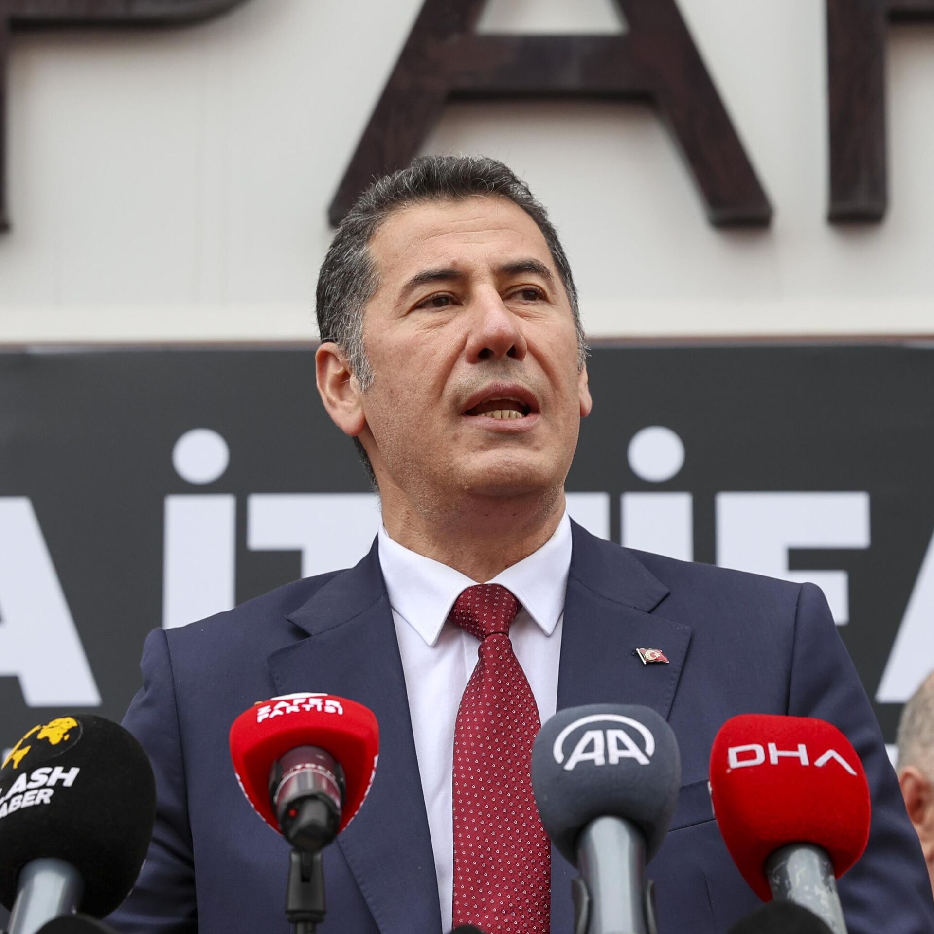 Sinan Oğan Kimdir? - Biyografi Sitesi